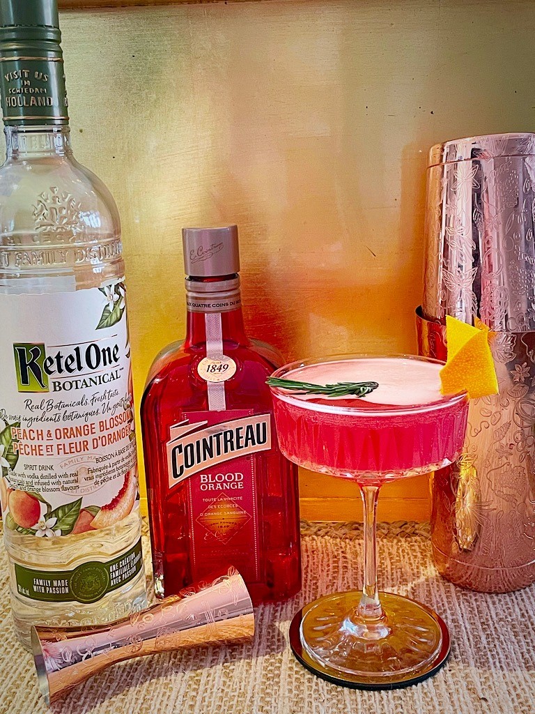 Cosmo de la Femme avec le Cointreau Blood Orange et la Vodka Ketel One ...